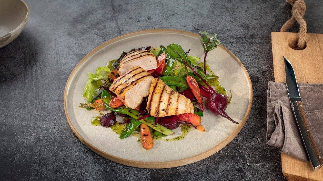 Vištienos filė, marinuota su majonezu, patiekiama su ant grotelių ...