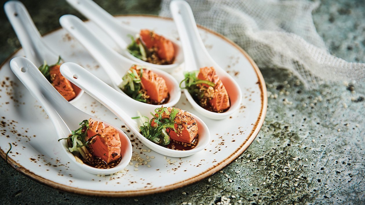 Dedzināta foreles fileja ar sojas un sezama pildījumu, citrusaugļu ...