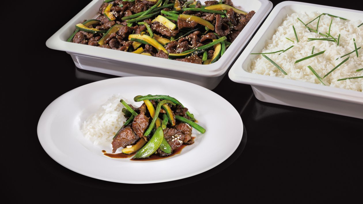 Jautienos terijakis su žaliomis daržovėmis ir kokosiniais jazminų ...